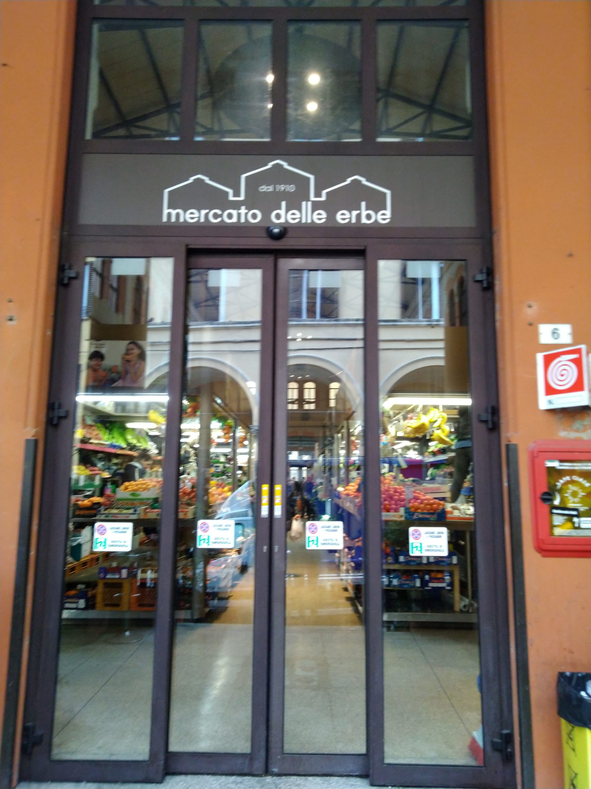 Travel Alert: Shopping Italian Food Markets 101 : Kitchen Detail